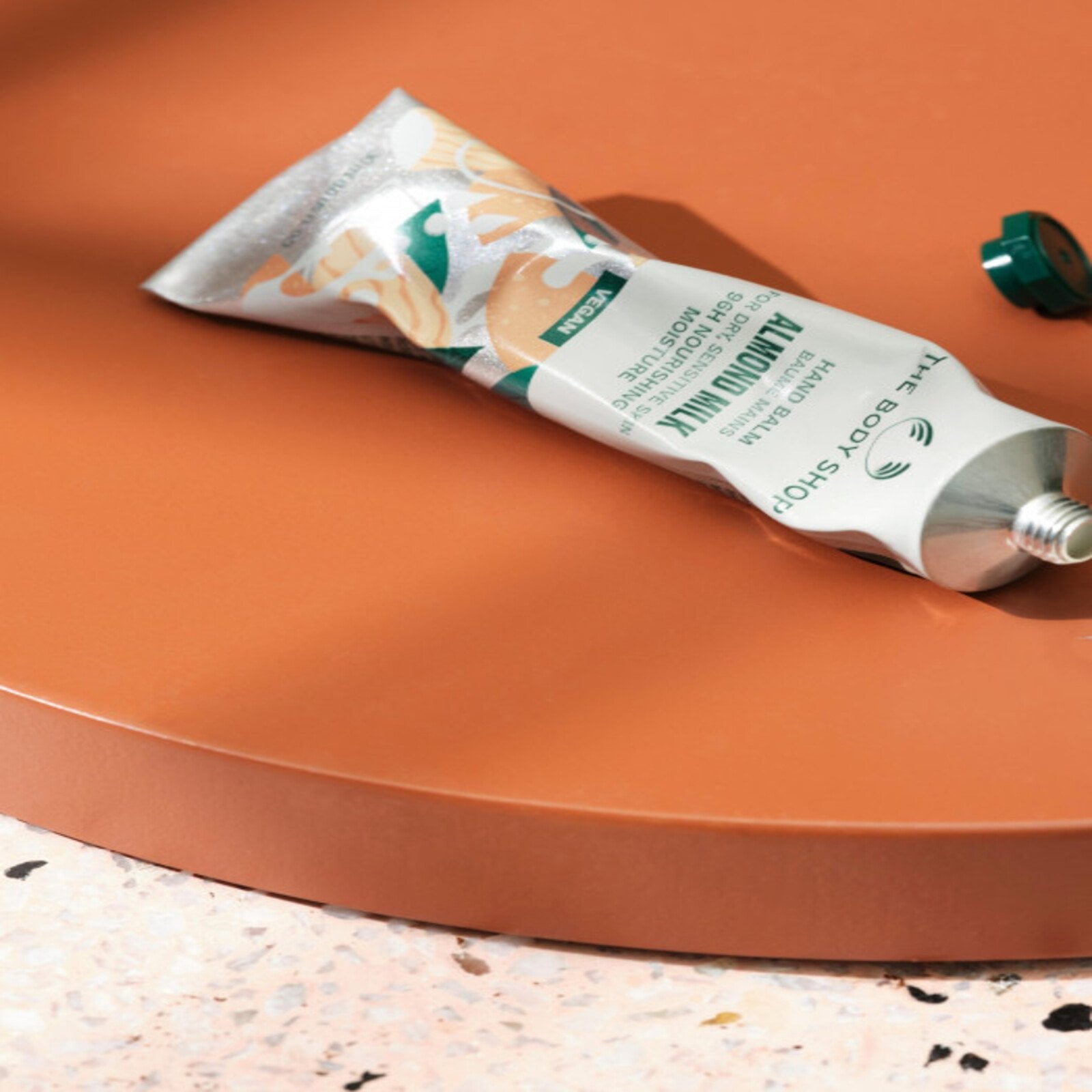 The Body Shop بلسم لليدين بحليب اللوز واللوز 30 مل المملكة العربية السعودية