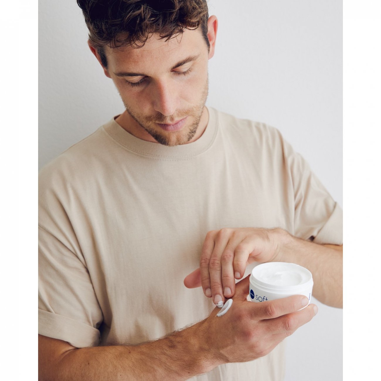 Buy Nivea Soft Refreshingly Intensive Moisturizing Cream 300ml · Qatar